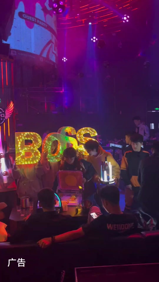 宝子们快去冲響live house啦#響livehouse #嗨翻全场 #音乐节现场感染力太强了 #现场版live #抖音玩乐攻略 - 抖音