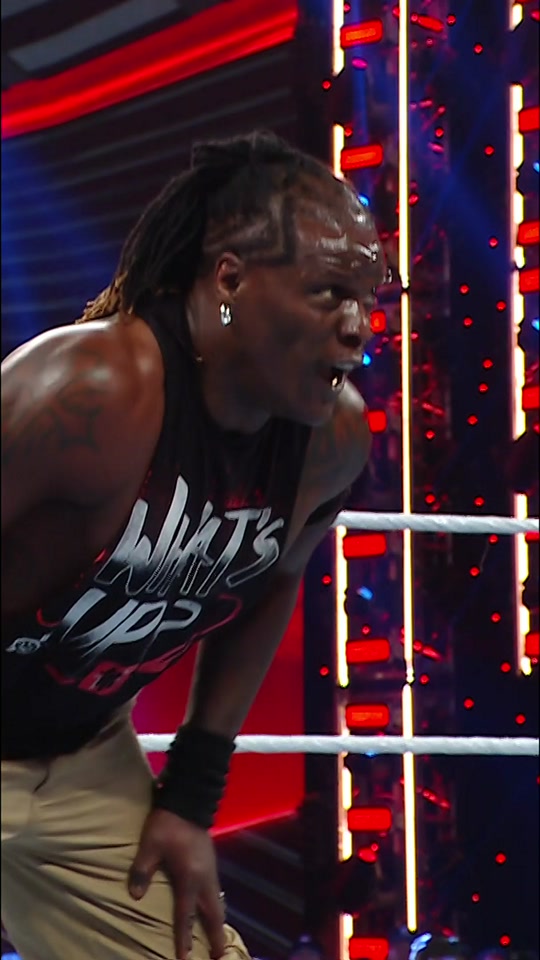 WWE擂台美女撕衣秀：全场哗然！这些性感佳人等你征服 #WWE #解说 #摔角 #崔西 #史黛西 - 抖音