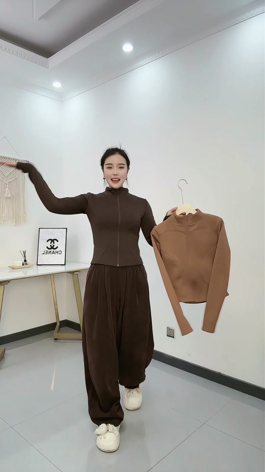 还得是你啊芬斯狄娜。轻松get漫画身材 #芬斯狄娜#胸贴#果冻云无肩带#防滑不掉内衣 - 抖音